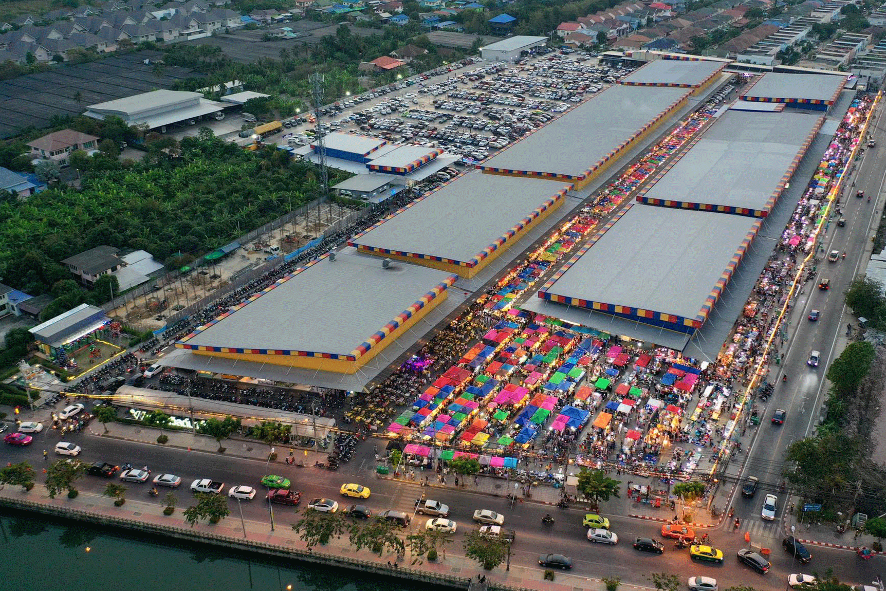ตลาดเวิลด์มาร์เก็ต ถนนเลียบคลองทวีวัฒนา